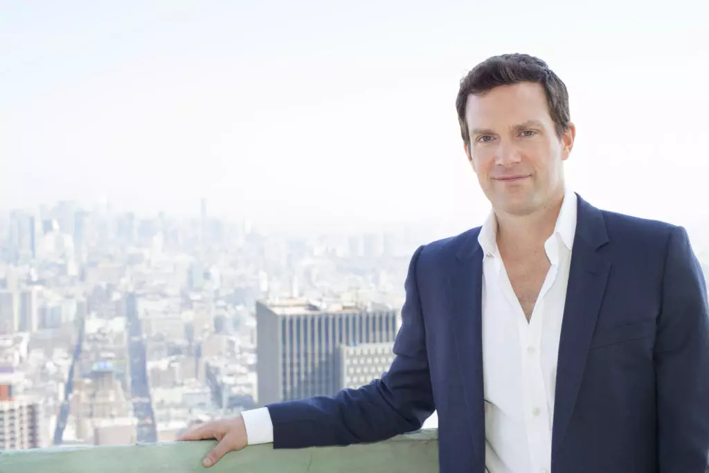 artnet CEO Jacob Pabst steet uewen op de Büroe vun der Firma am Woolworth Building. Ugedriwwe vum Jacob Pabst.