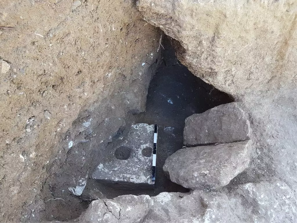 El seient del vàter de pedra trobat durant l'excavació del 2019 a Armon Hanatziv. Foto de Ya'akov Billig.