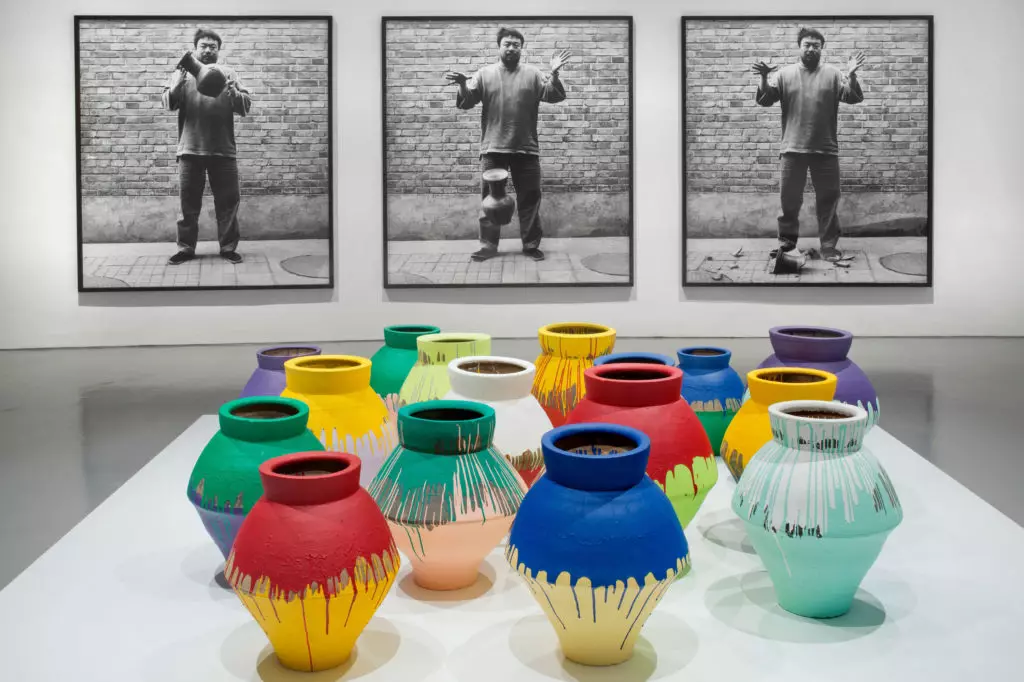 Ai Weiwei کے رنگین گلدانوں کی تنصیب کا منظر (2006)۔ بشکریہ کیتھی کارور، پیریز آرٹ میوزیم۔