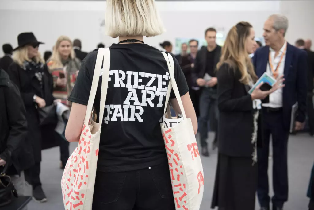 ვინ ყიდულობს Frieze London-ში? ჩვენ გამოვყავით როუზ მაკგოუანი, ბობ რენი და სხვა ძლიერი მოთამაშეები გამოფენაზე 11395_1