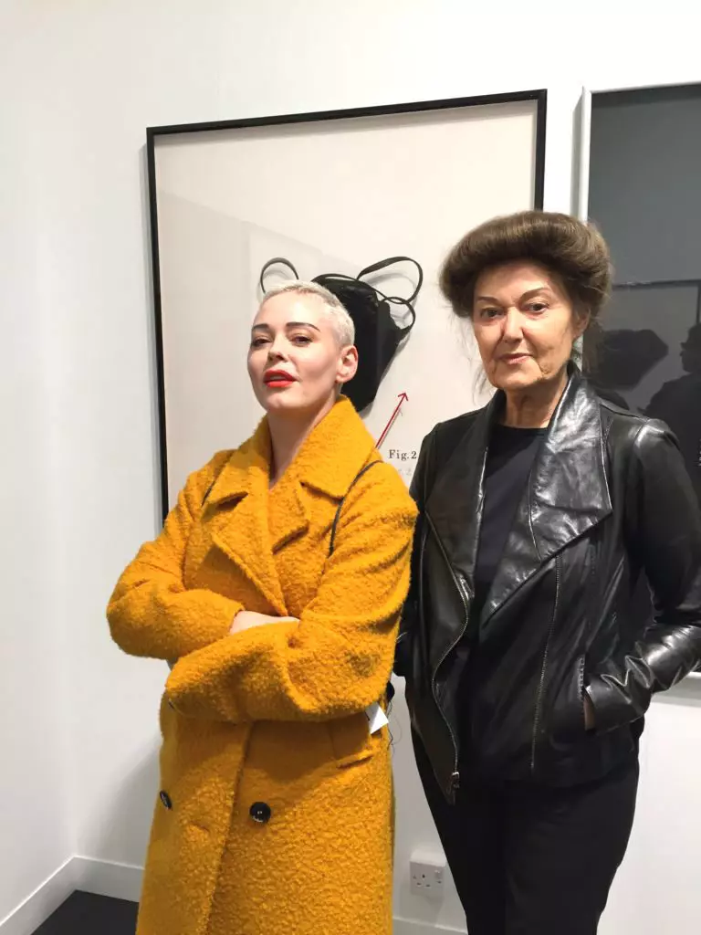 Rose McGowan med artisten Mary Kelly. Foto av Kate Brown.