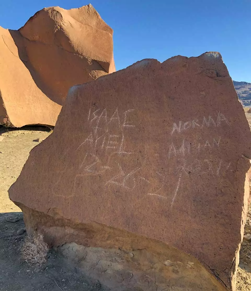 Wahuni Walioharibika 'Wameharibiwa Isivyoweza Kurekebishwa' Sanaa ya Rock ya Miaka 4,000 huko Texas kwa Kuchora Majina Yao Wenyewe Ndani yake.