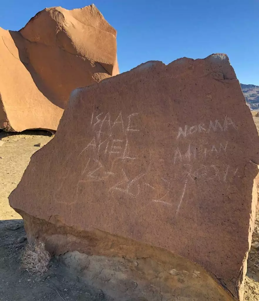 لوحة من النقوش الحجرية القديمة في حديقة بيج بيند الوطنية شوهها المخربون. بإذن من National Park Service.