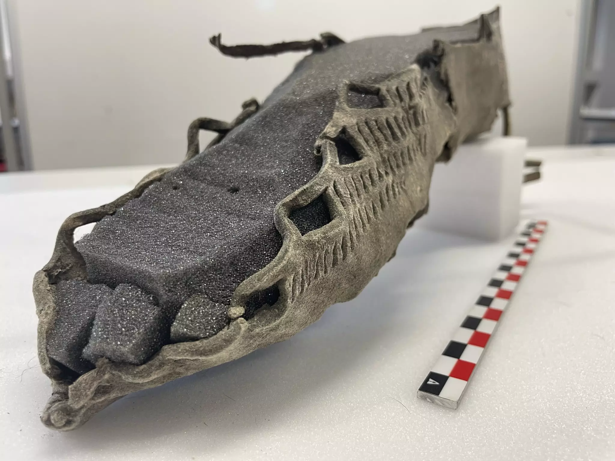 Els arqueòlegs han descobert una sandàlia de cuir de 1.700 anys d'antiguitat, un exemple de la moda de l'edat de gel, en un port de muntanya a Noruega