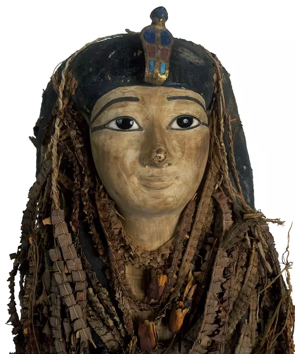 Topeng pasuryan saka mumi firaun Amenhotep I sing durung nate dibukak. Saka S. Saleem lan Z. Hawass.