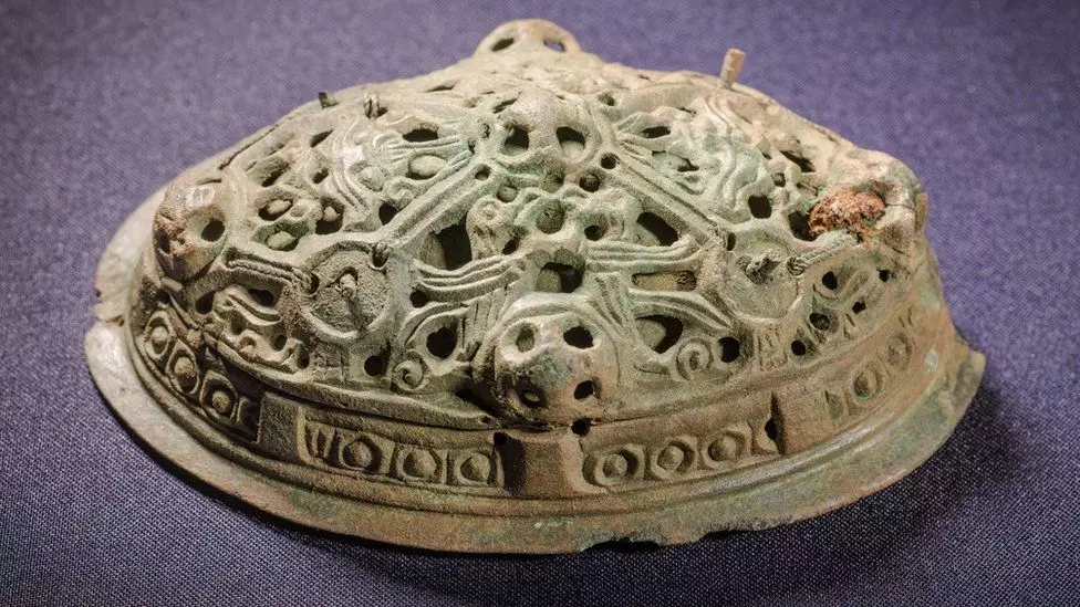 Isle of Wo-Man? E lua Brooches 1,000 tausaga le matutua na maua i luga o le motu o Peretania ua fautuaina ai le auai o tamaitai Vikings