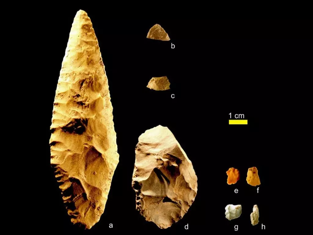 Cilmi-baarayaasha qadiimiga ah waxay ka heleen qalab dhagax ah oo qiyaastii 11,000 sano ka hor ku yaal godad dhagaxa limestone oo ku yaal Haida Gwaii, oo ah jasiirad ka baxsan xeebta waqooyi ee British Columbia. Lahaanshaha sawirka waxaa leh Daryl Fedje.