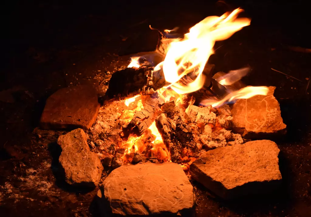 Fotografia mostrando os níveis de luz ambiente e a posição das réplicas de plaquetas em relação ao fogo. Cortesia de Plos One.