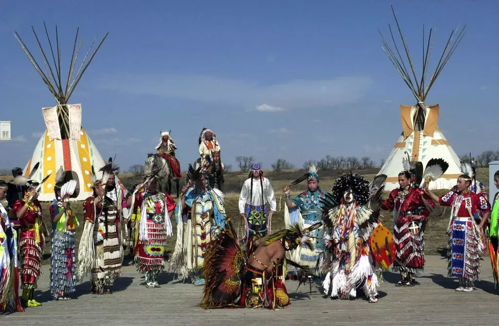 Mutane na farko sanye da tufafin gargajiya a Wurin Gado na Wanuskewin. Hoto daga Tim Graham/Sygma/Corbis ta Getty Images