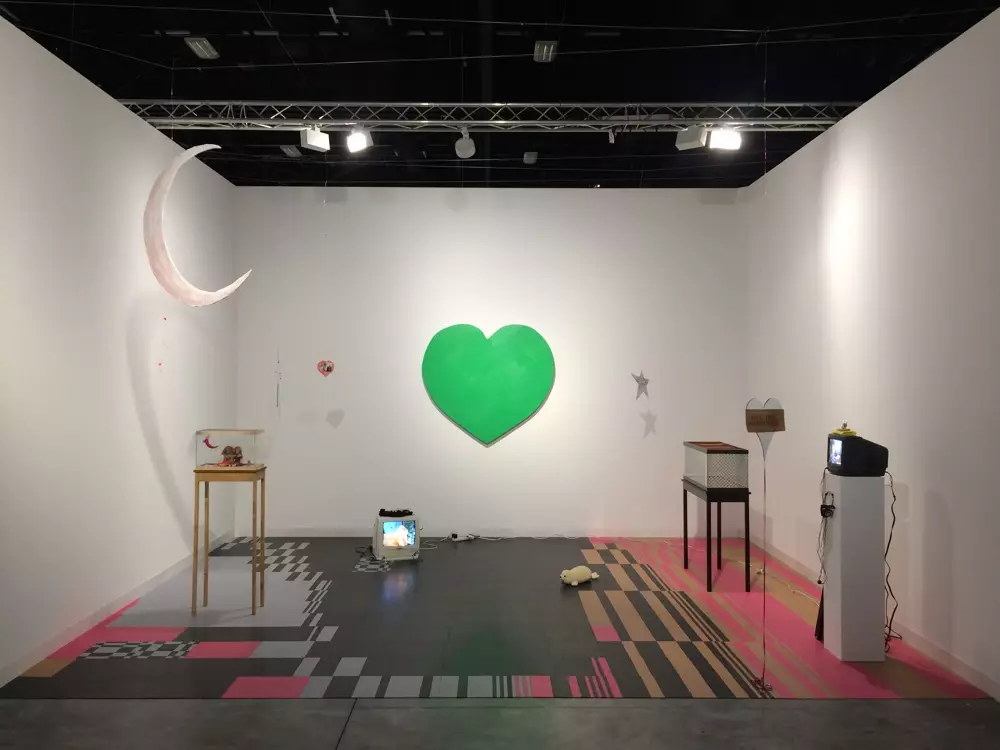 Installazione dell'opera di Maggie Lee presso Real Fine Arts nella sezione Posizioni di Art Basel. Per gentile concessione di Real Fine Arts, Greenpoint, New York,