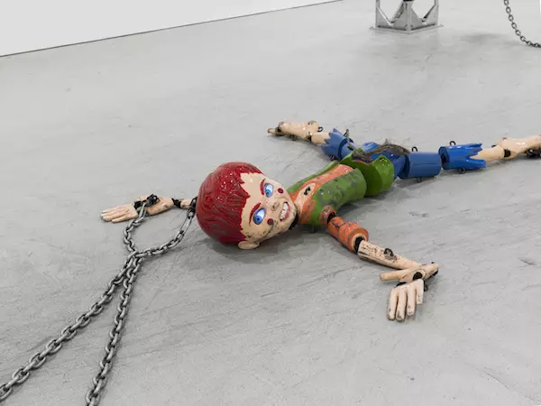 Jordan Wolfson, Farebná socha (2016) s láskavým dovolením Sadie Coles HQ a David Zwirner.