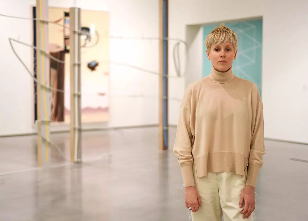 Helen Marten, ganadora del Premio Hepworth inaugural de Escultura con su obra de arte en The Hepworth Wakefield Gallery en West Yorkshire. Foto Anthony Devlin/PA Wire.