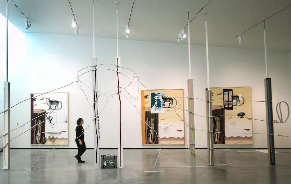 Un visitante ve una serie de obras de Helen Marten en The Hepworth Wakefield. Foto cortesía: Danny Lawson/PA Wire.