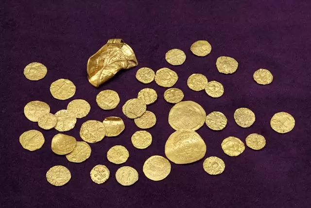 Oniwadi Irin kan ti Wa Ohun ti A kede Ni Bayi Hoard ti o tobi julọ-Lailai ti Awọn owó Anglo-Saxon Gold ni Ẹyin Rẹ