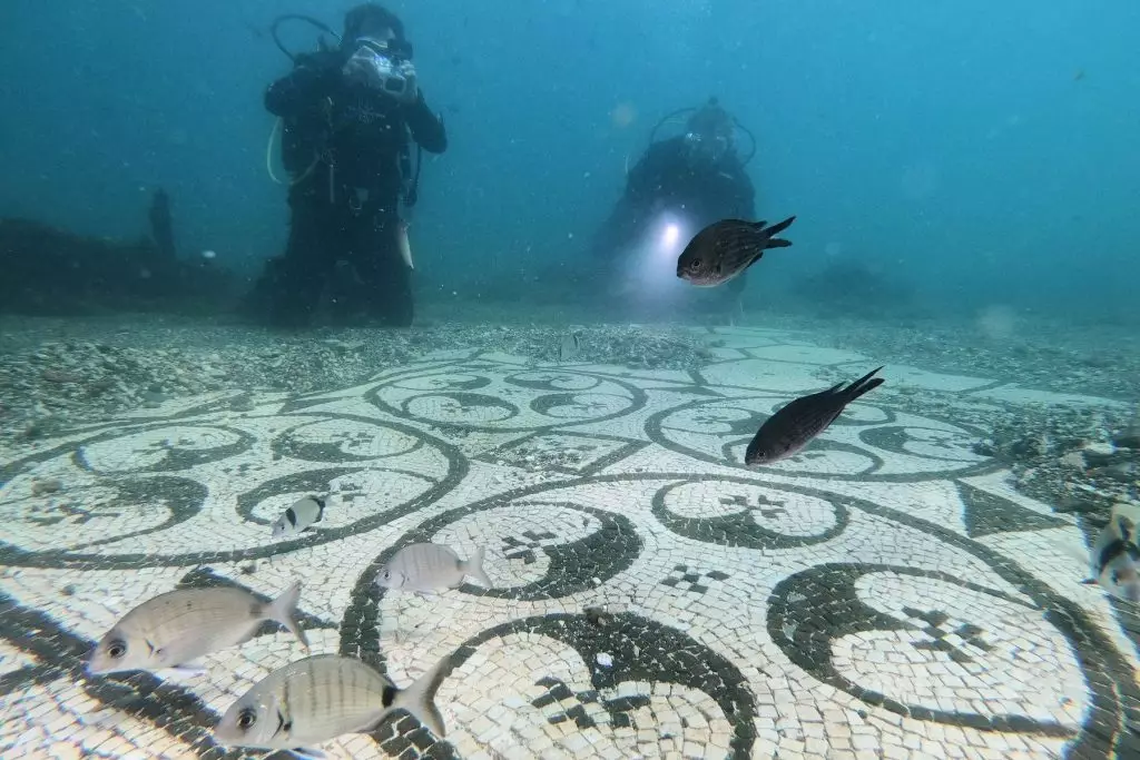 Um mosaico de Villa a Protiro na antiga cidade romana submersa de Baia no Parque Arqueológico Subaquático de Baia, parte do complexo do Parque Arqueológico Campi Flegrei em Pozzuoli, perto de Nápoles. Foto de Andreas Solaro/AFP via Getty Images.