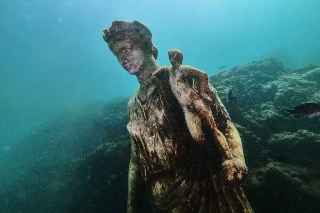 Uma cópia de uma estátua original, preservada no Museu de Baiae, de Antonia Minor, mãe do imperador Claudius, no Nymphaeum de punta Epitaffio, na antiga cidade romana submersa de Baia no Parque Arqueológico Subaquático de Baia, parte dos Campi Local complexo do Parque Arqueológico Flegrei em Pozzuoli, perto de Nápoles. Foto de Andreas Solaro/AFP via Getty Images.