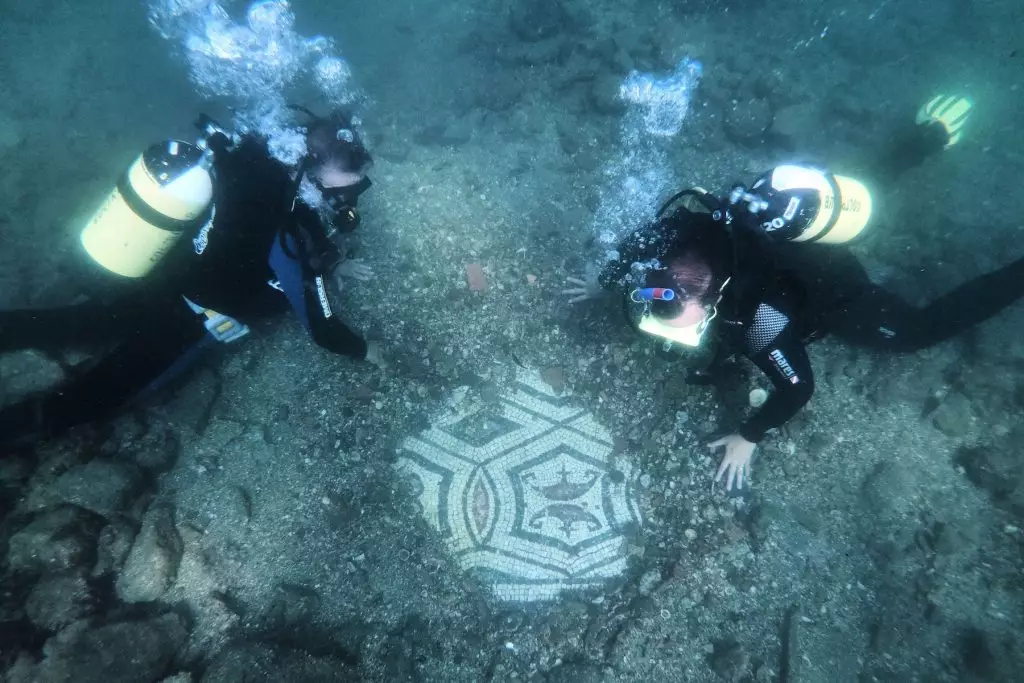 Um mosaico de Terme del Lacus na antiga cidade romana submersa de Baia no Parque Arqueológico Subaquático de Baia, parte do complexo do Parque Arqueológico Campi Flegrei em Pozzuoli, perto de Nápoles. Foto de Andreas Solaro/AFP via Getty Images.