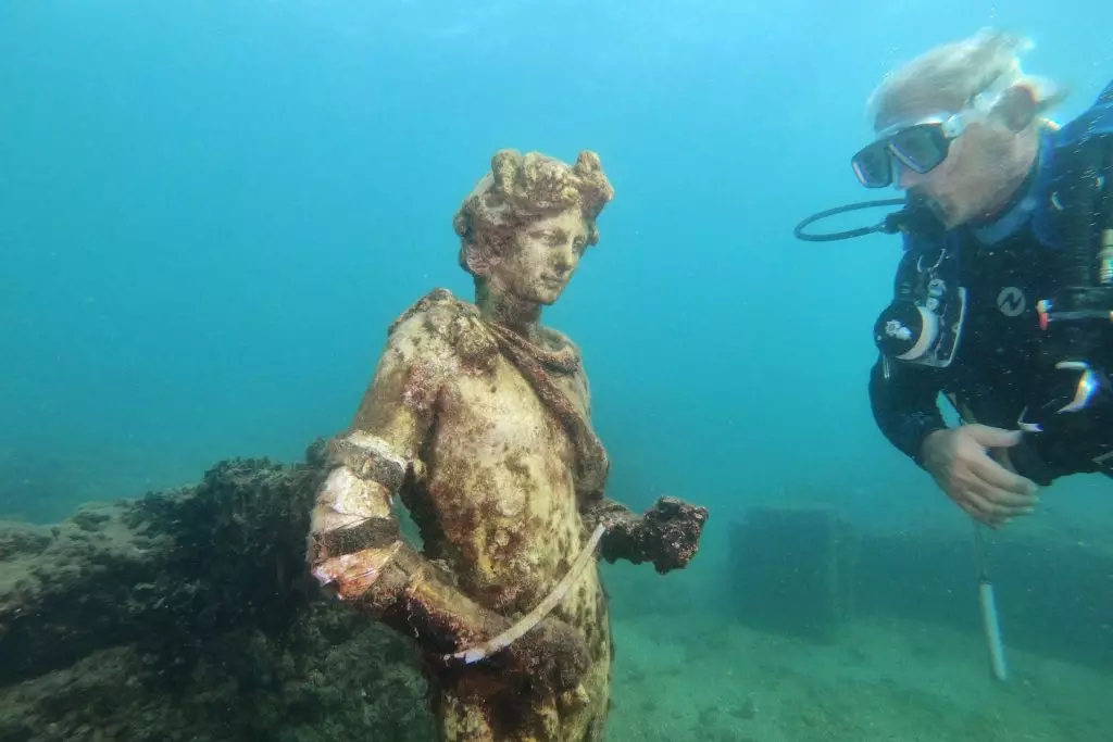 Kopja ta’ statwa oriġinali, ippreservata fil-Mużew ta’ Baiae, ta’ Dionysus, fil-belt Rumana antika mgħaddsa ta’ Baia fil-Park Arkeoloġiku ta’ taħt l-ilma ta’ Baia, parti mis-sit kumpless tal-Park Arkeoloġiku Campi Flegrei f’Pozzuoli qrib Napli. Ritratt ta' Andreas Solaro/AFP permezz ta' Getty Images.