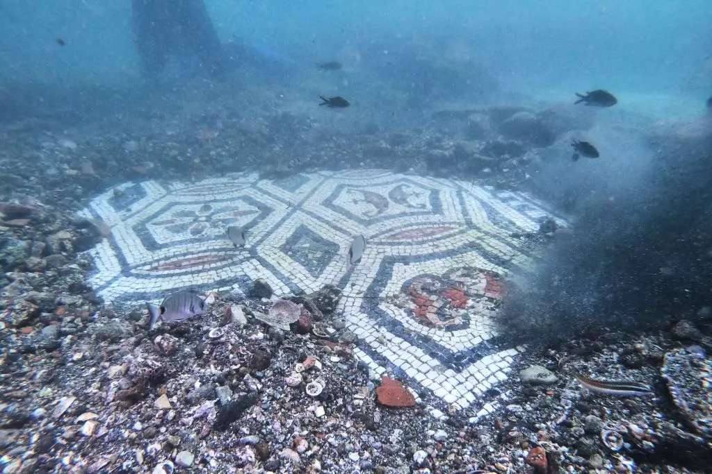 Un mozaic din Terme del Lacus din vechiul oraș roman scufundat Baia din Parcul Arheologic Subacvatic din Baia, parte a complexului Parcului Arheologic Campi Flegrei din Pozzuoli, lângă Napoli. Fotografie de Andreas Solaro/AFP prin Getty Images.