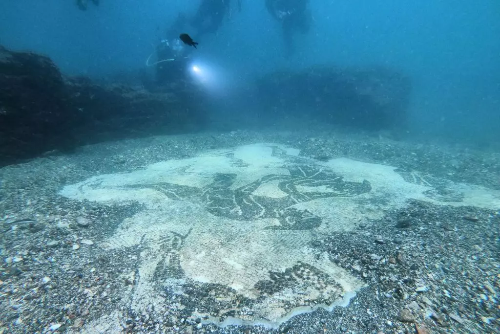 Um mosaico de Villa a Protiro na antiga cidade romana submersa de Baia no Parque Arqueológico Subaquático de Baia, parte do complexo do Parque Arqueológico Campi Flegrei em Pozzuoli, perto de Nápoles. Foto de Andreas Solaro/AFP via Getty Images.