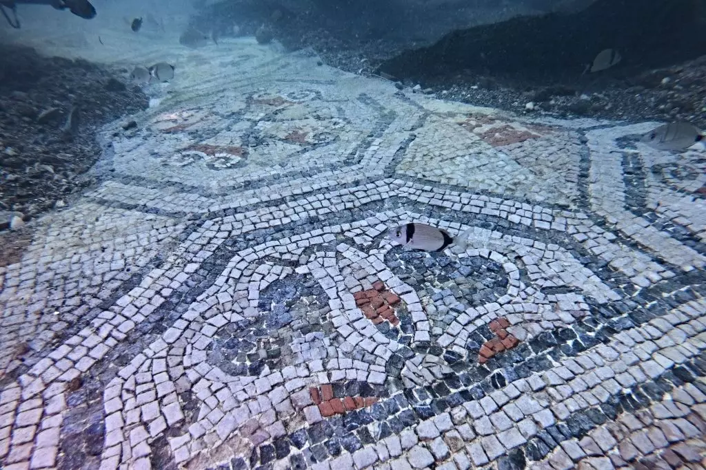 Um mosaico de Terme del Lacus na antiga cidade romana submersa de Baia no Parque Arqueológico Subaquático de Baia, parte do complexo do Parque Arqueológico Campi Flegrei em Pozzuoli, perto de Nápoles. Foto de Andreas Solaro/AFP via Getty Images.