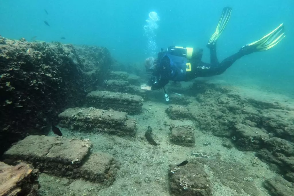 Scafandri la Villa a Protiro, în orașul antic roman scufundat Baia, în Parcul Arheologic Subacvatic din Baia, parte a complexului Parcului Arheologic Campi Flegrei din Pozzuoli, lângă Napoli. Fotografie de Andreas Solaro/AFP prin Getty Images.