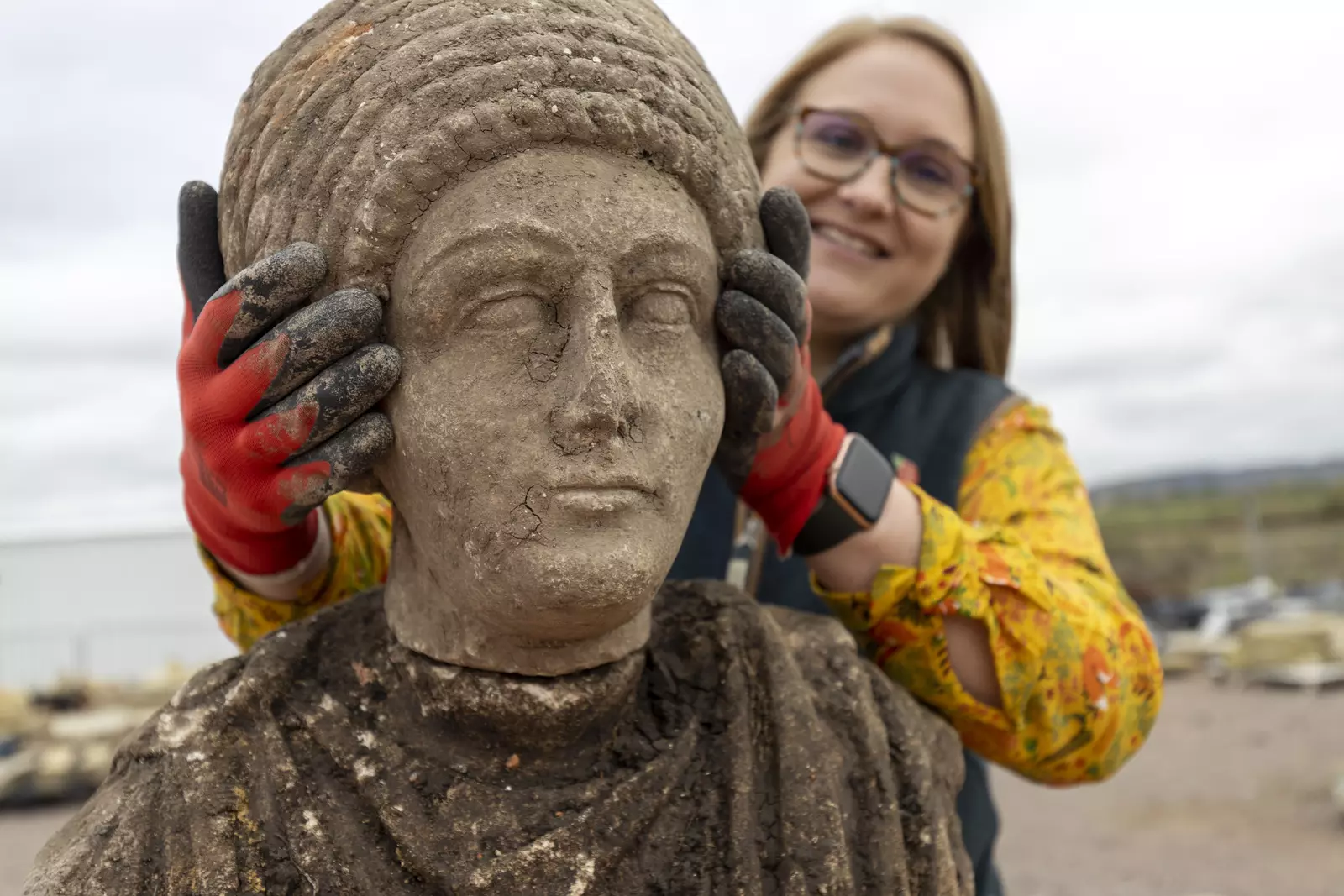 JK archeologai padarė „kartą gyvenime“ atradimą: trys gerai išsilaikę romėnų biustai, palaidoti palei būsimą geležinkelį