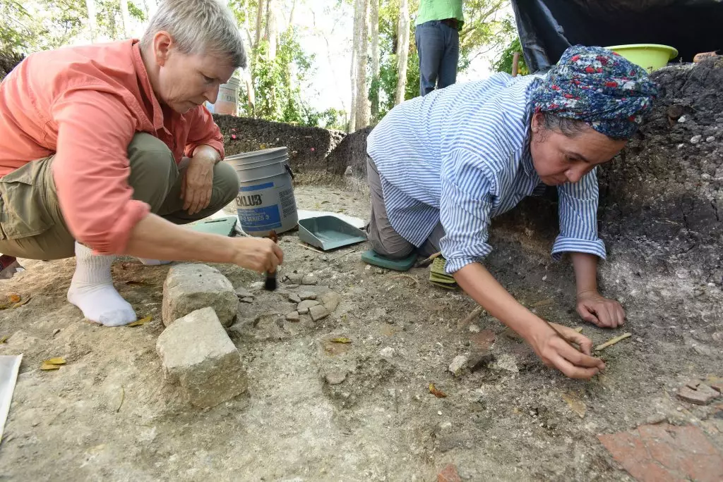 Excavación en Aguada Fénix. Foto cortesía de Takeshi Inomata.