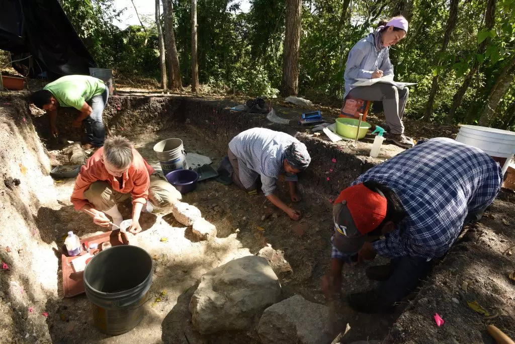 Excavación en Aguada Fénix. Foto cortesía de Takeshi Inomata.