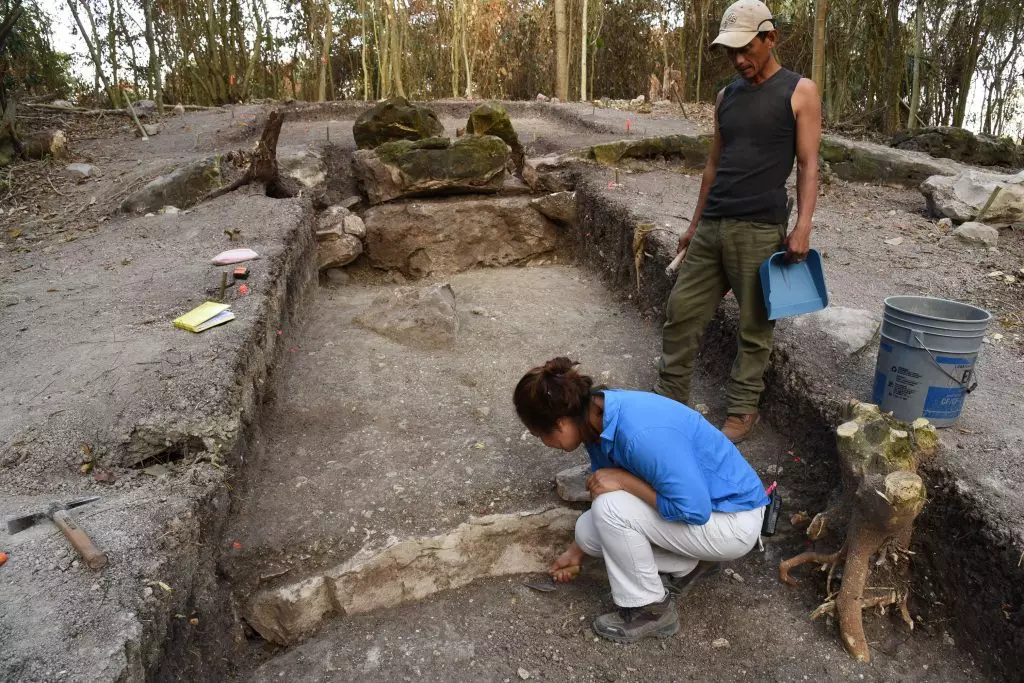 Excavación en Aguada Fénix. Foto cortesía de Takeshi Inomata.