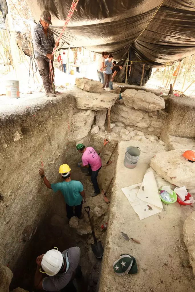 Excavación en Aguada Fénix. Foto cortesía de Takeshi Inomata.