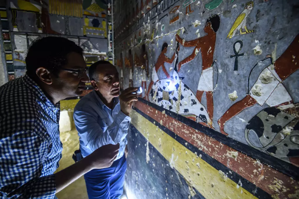 Mohamed Mujahid (L), haad fan 'e Egyptyske missy dy't it grêf ûntduts by de Saqqara-nekropolis. Foto fan Mohamed el-Shahed / AFP.