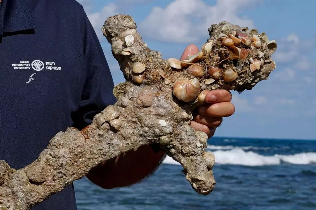 UJacob Sharvit we-Israel Antiquities Authority ubonisa inkemba yasendulo eyimitha ubude. Isithombe ngu-JACK GUEZ / AFP