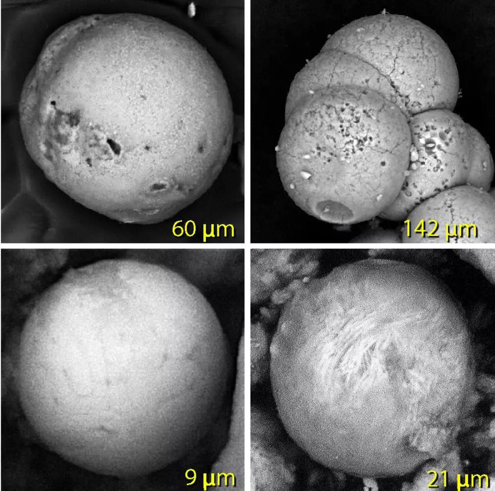 Bollen gemaakt van gesmolten zand (linksboven), paleisgips (rechtsboven) en gesmolten metaal (onderste twee) gevonden in de ruïnes van Tall el-Hammam. Foto door Malcolm LeCompte, Creative Commons <a href=https://creativecommons.org/licenses/by-nd/4.0/ target=