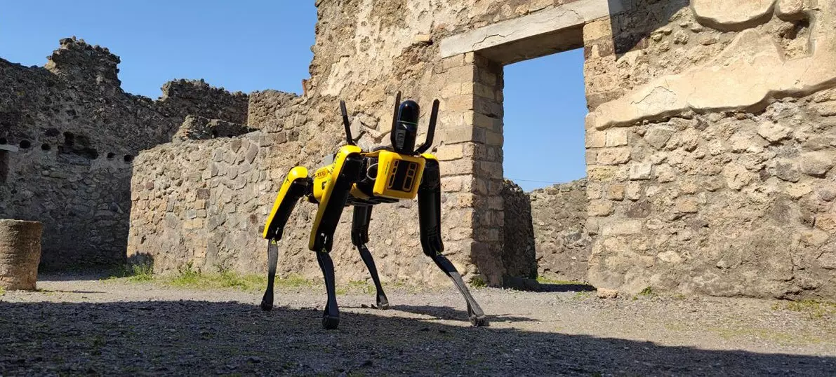 Tagad Pompejas senajās ielās patrulēs robotsuns, lai saglabātu tās drupas. Skatiet distopiskos attēlus šeit