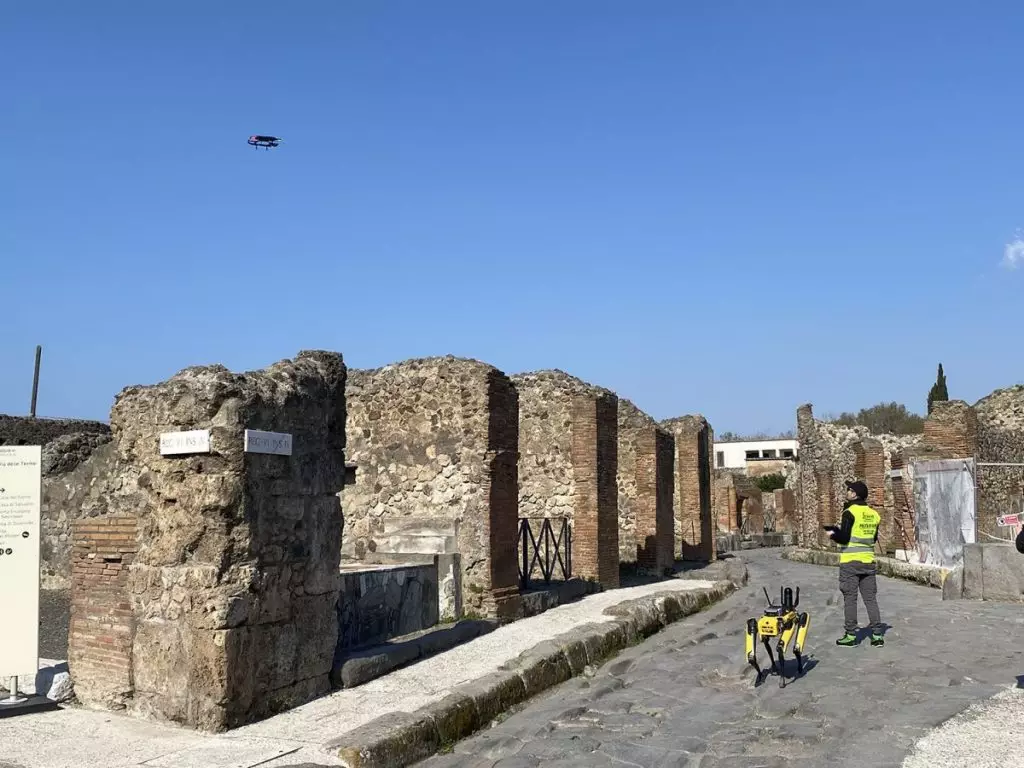 Boston Dynamics se Spot-robot by Pompeii. Foto: Argeologiese Park van Pompeii.