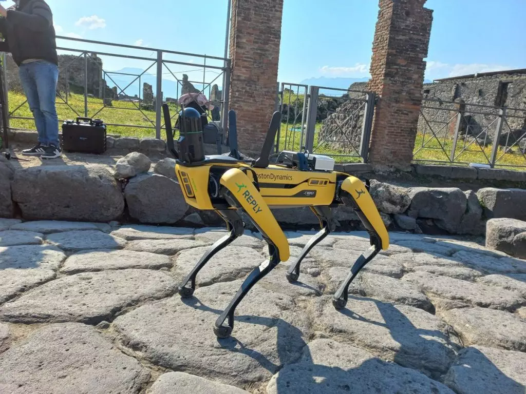 Pompeýdäki “Boston Dynamics” -iň Spot roboty. Photo: Pompeýiň arheologiki seýilgähi.