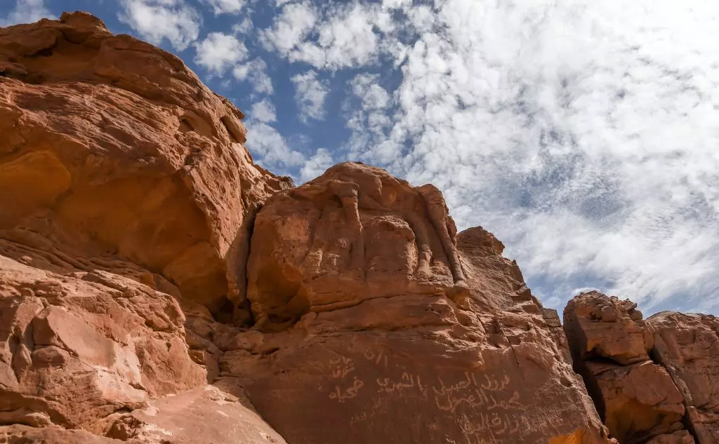 O le Camel Site i Saudi Arabia i le itu i matu-sisifo o al-Jouf, faatasi ai ma se faatagata vaneina o vae o se kamela o loo vaaia i le pito i luma. Ata na saunia e Fayez Nureldine, AFP e ala i Getty Images.