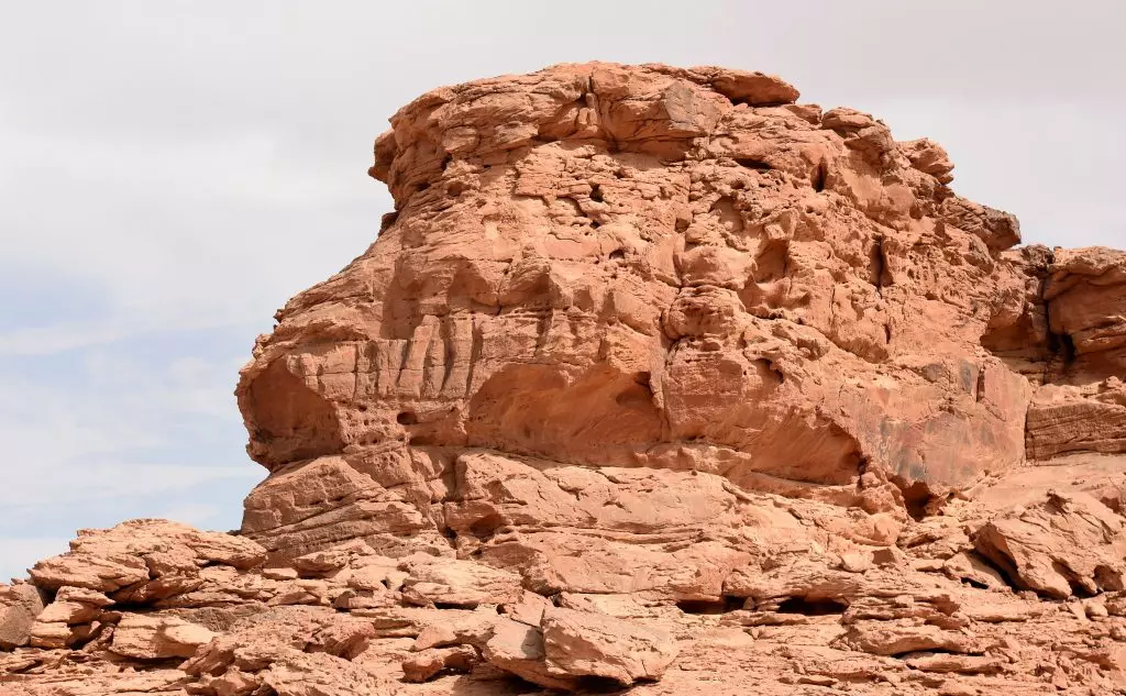 Kamelikohde Saudi-Arabian luoteisosassa al-Joufin maakunnassa, jonka etualalla on veistetty kamelin jalkoja kuvaava veistos. Kuva: Fayez Nureldine, AFP Getty Imagesin kautta.