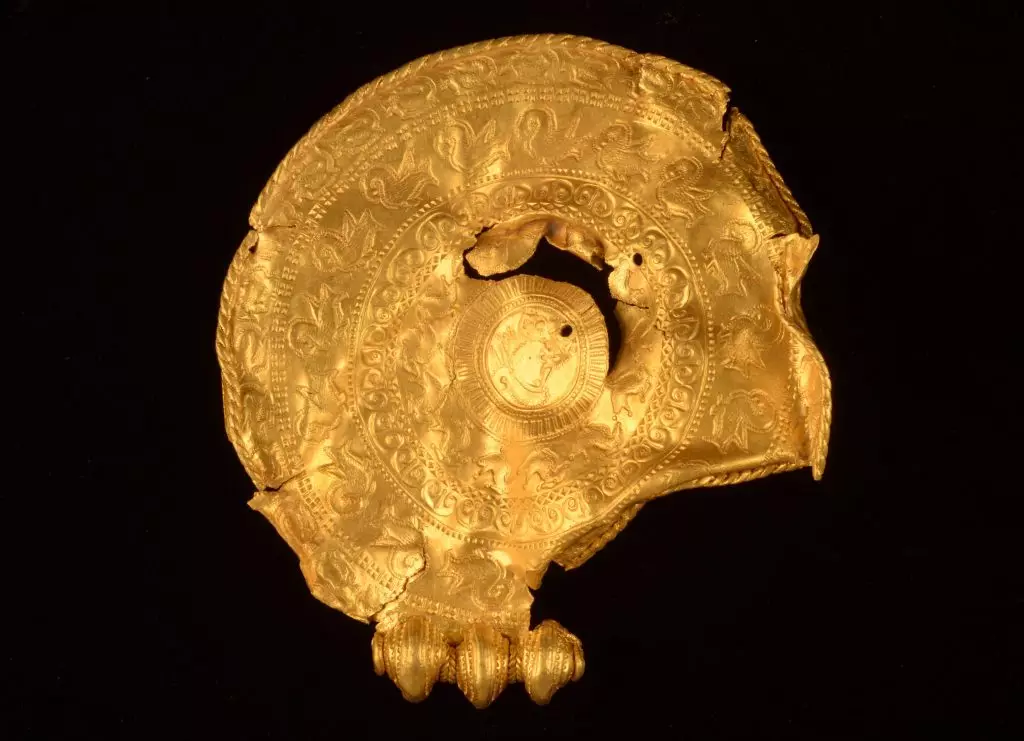 Una peça del tresor d'or de l'Edat del Ferro recentment descobert de Dinamarca. Foto cortesia de Vejlemuseerne, Dinamarca, Centre de Conservació Vejle.