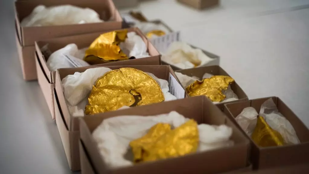 Il tesoro d'oro dell'età del ferro scoperto per la prima volta in Danimarca da un metal detector. Foto per gentile concessione del Vejlemuseerne, Danimarca.