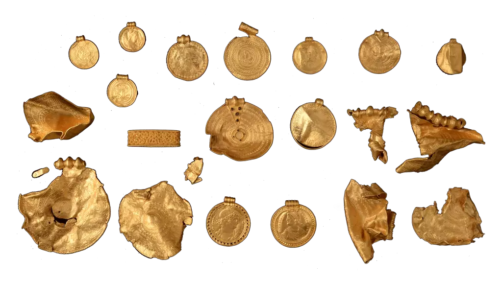 Un metal detectorista per la prima volta ha scoperto questo tesoro d'oro dell'età del ferro in un campo vicino a Jelling, in Danimarca. Foto per gentile concessione del Vejlemuseerne, Danimarca, Conservation Centre Vejle.