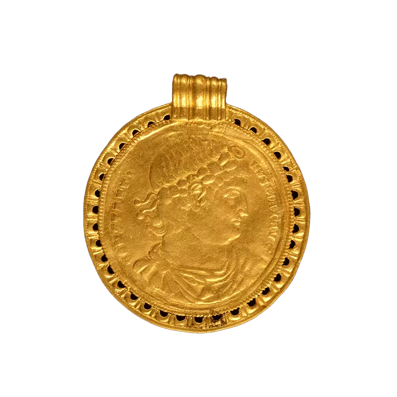 Una pieza del tesoro de oro de la Edad del Hierro recién descubierto en Dinamarca que representa al emperador romano Constantino. Foto cortesía de Vejlemuseerne, Dinamarca, Centro de Conservación Vejle.