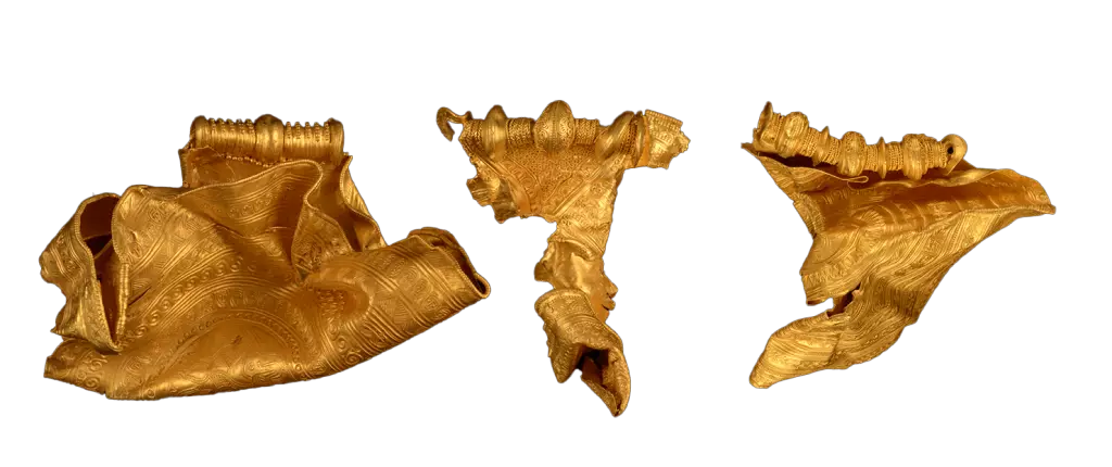 Un metal detectorista per la prima volta ha scoperto questo tesoro d'oro dell'età del ferro in un campo vicino a Jelling, in Danimarca. Foto per gentile concessione del Vejlemuseerne, Danimarca, Conservation Centre Vejle.