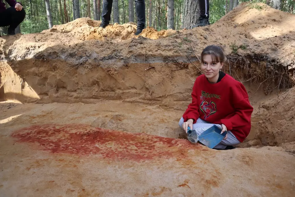 Archeolodzy w Rosji odkryli grobowiec z epoki miedzi „Bursztynowego człowieka” pomalowanego w kolorze ochry po jego śmierci