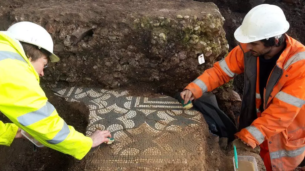 Mosaik Ausgruewungen an engem antike réimesche Stadhaus zu Leicester. Foto Ugedriwwe vun University of Leicester Archeological Services.