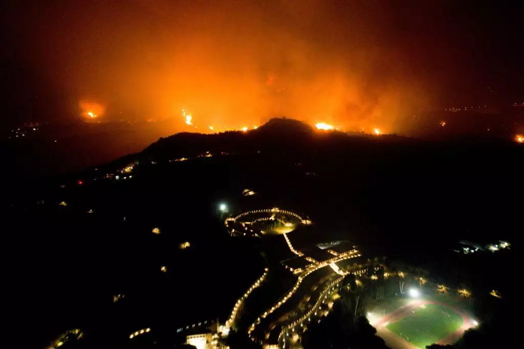 Pânico se espalha pela Europa enquanto incêndios florestais perigosos ameaçam locais históricos culturais na Grécia 1182_2