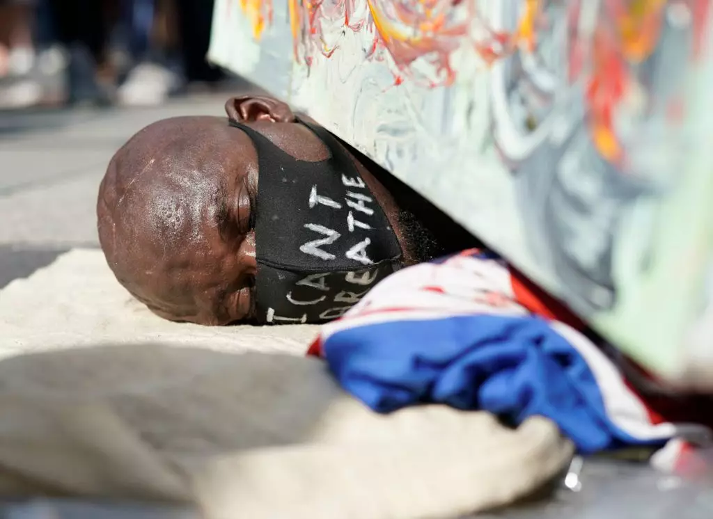 Un manifestant allongé sur le sol imitant les derniers instants de George Flyod, un homme noir décédé après qu'un policier blanc se soit agenouillé sur le cou pendant plusieurs minutes, le 29 mai 2020, à Foley Square à New York lors d'une