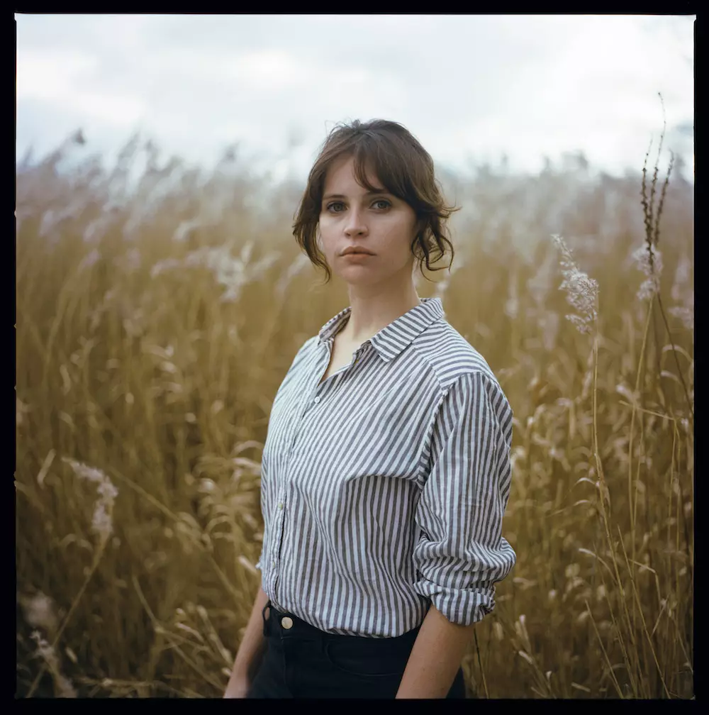 Felicity Jones troch Laura Pannack, 2016, © National Portrait Gallery, Londen