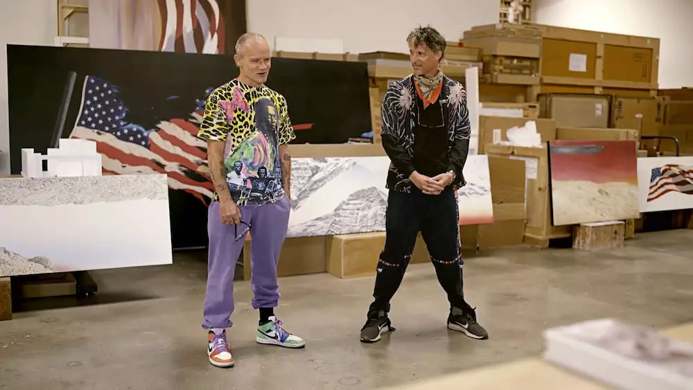 Flea dan Eddie Ruscha di studio Ed Ruscha, Los Angeles. Gambar milik Galeri Gagosian